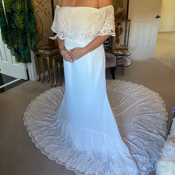 dorris wedding dresses | Dresses | Dorris Wedding Dress Size 4 Double Lined Comes With Cover Bag ...